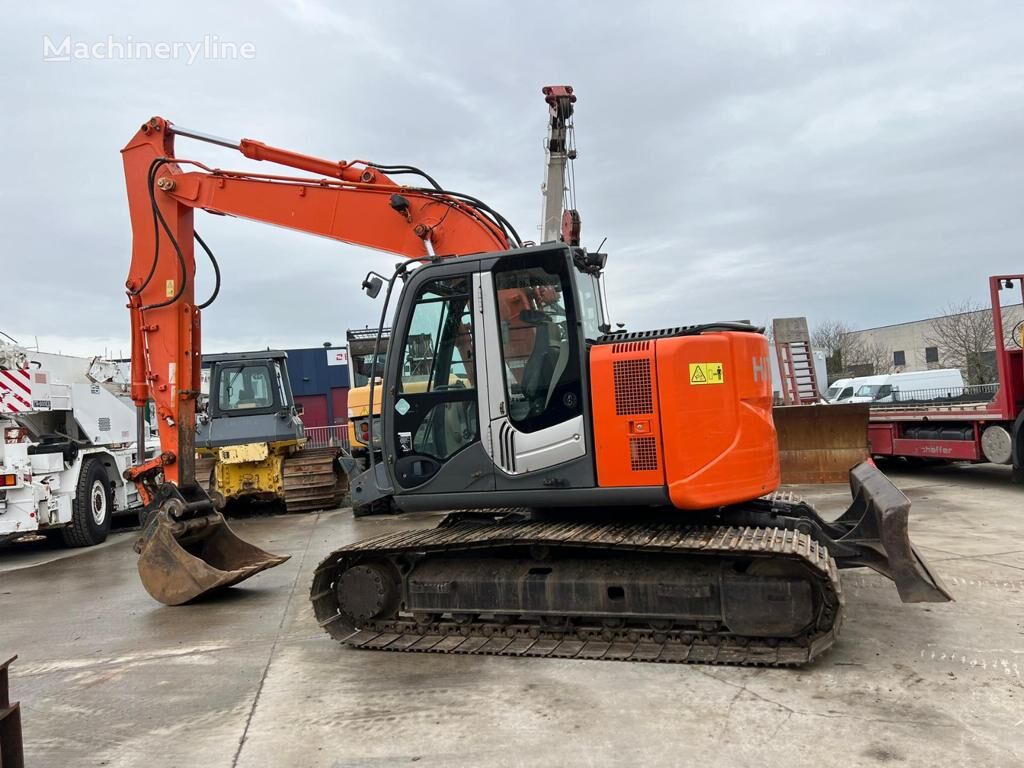 Hitachi ZX135 bager guseničar