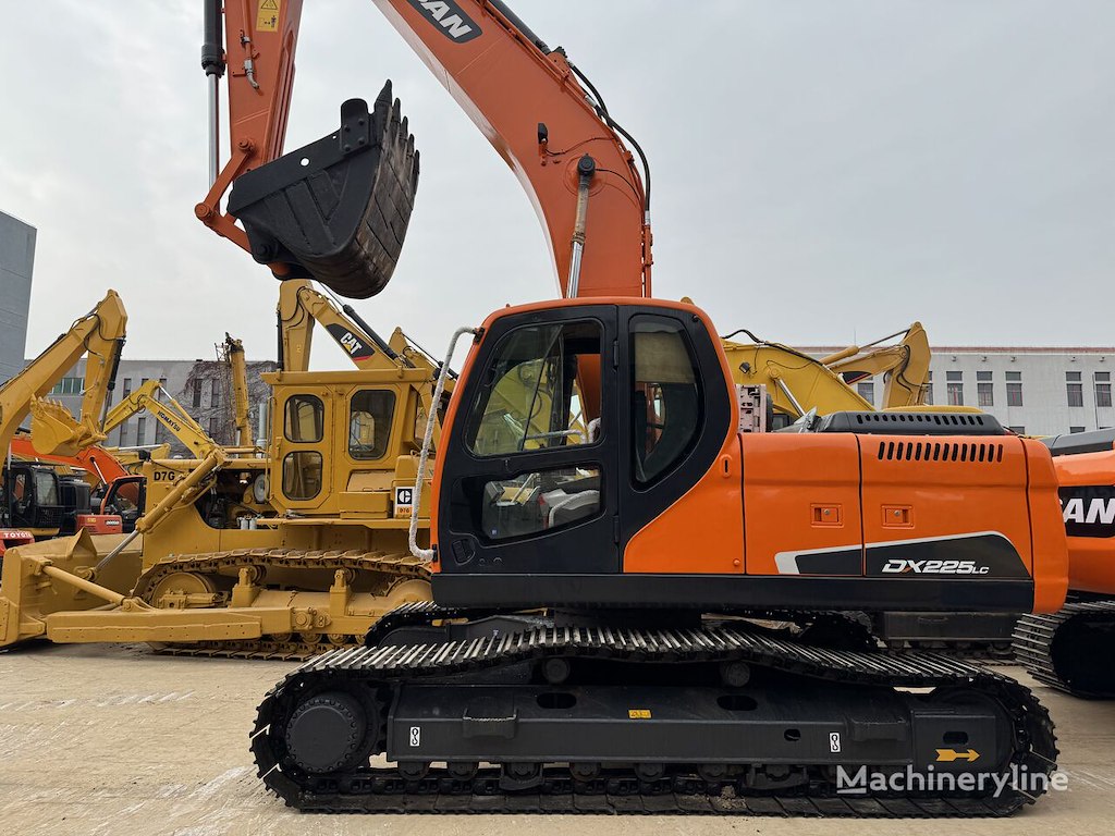 Doosan DX225 bager guseničar