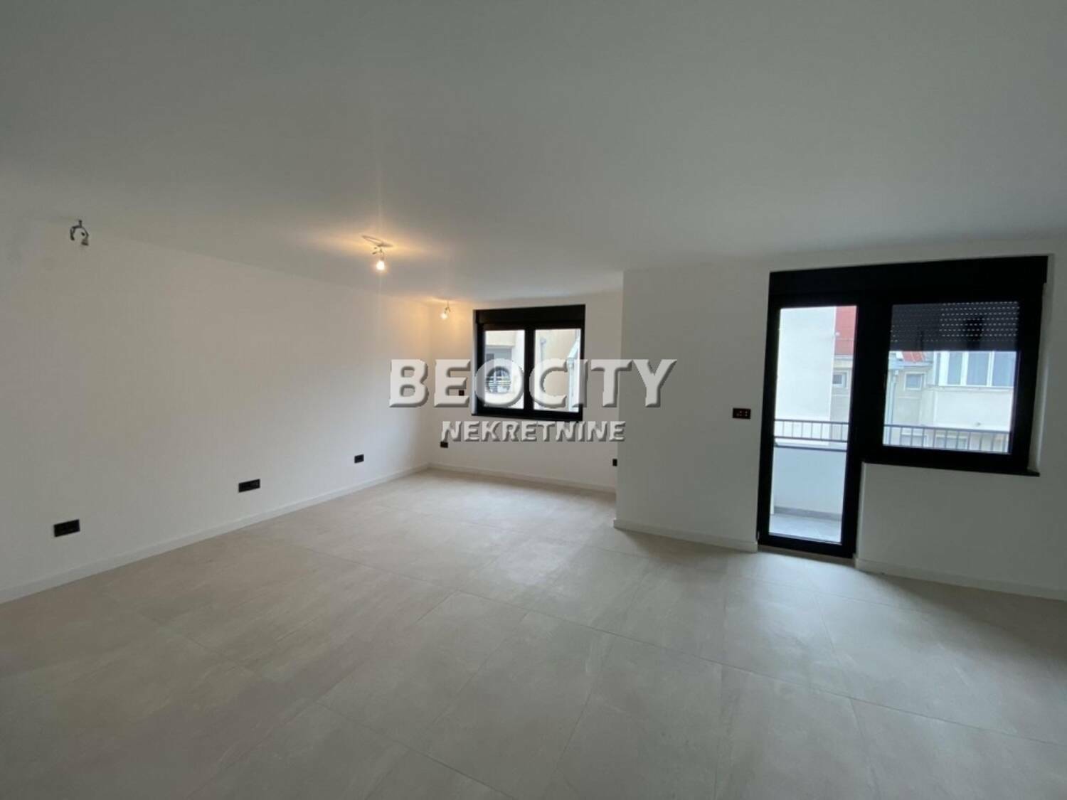 Novi Sad, Centar, Cara Uroša , 6.0, 205m2, 675000EUR