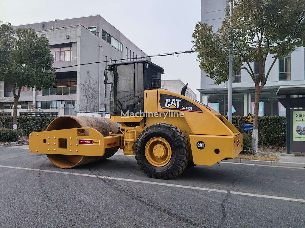 Caterpillar CS683E kompaktor s jednim valjkom