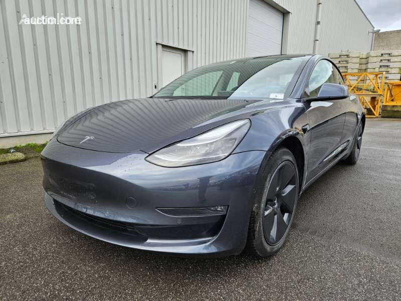 Prodaje se Tesla Model 3 Long Range Dual Motor sedan na aukciji