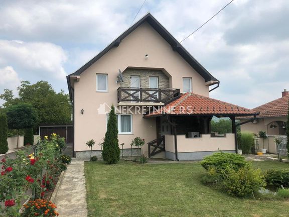 Prelepa kuća na sprat u Brajkovcu, 220m², plac 10 ari