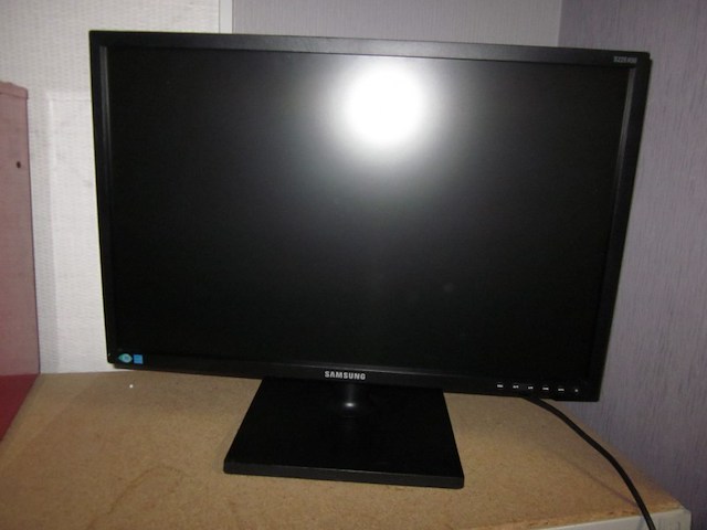 MN27.SAMSUNG S22eE450BW odlican monitro 22 inca PIV