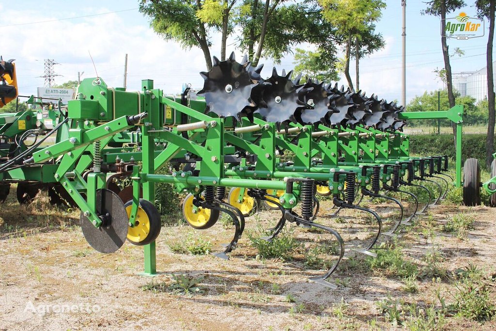 John Deere 825 kultivator