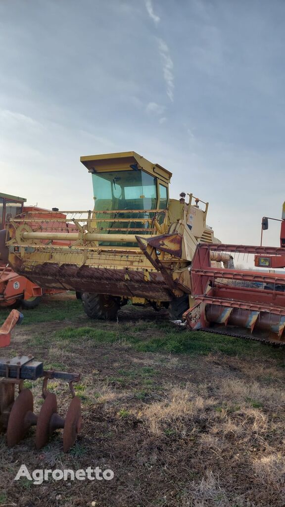 New Holland 8050 kombajn za bobice