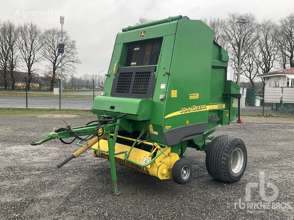 Prodaje se John Deere 592 balirku za četvrtaste bale na aukciji