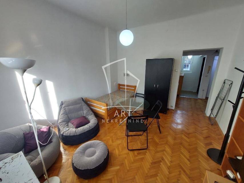 Đeram pijaca, Bulevar kralja Aleksandra, 30m2 ID#8856 400 €