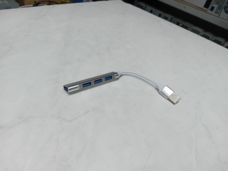 USB hub sa 4 porta nov sivi