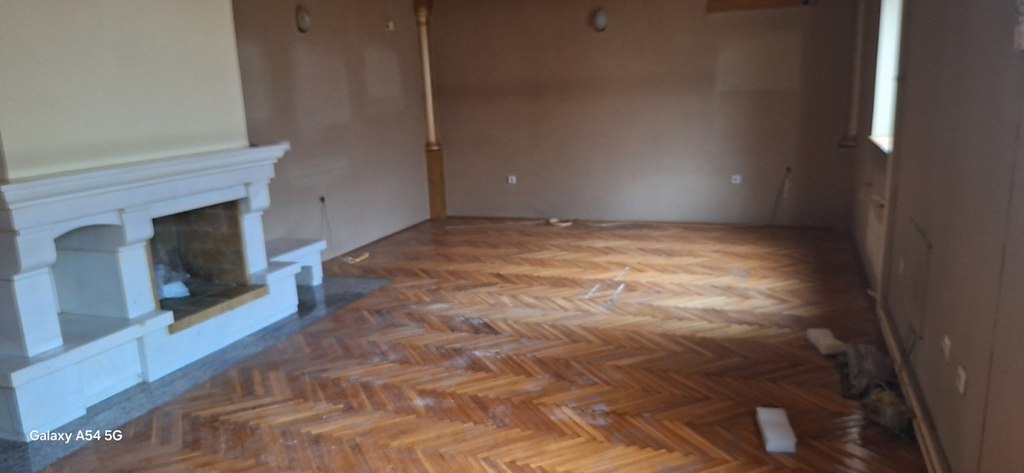 Prodajem atraktivan poslovni prostor površine 461 m² i prostranu kuću od 336 m²,