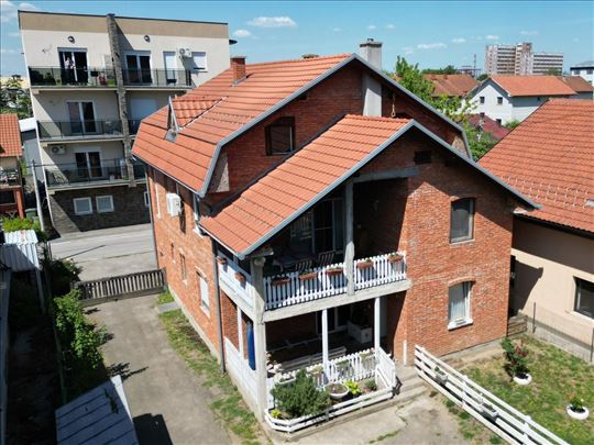 Zemun, Altina, uknjižena kuća 305 m2, plac 5,56ari