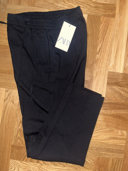 Zara pantalone NOVO XS