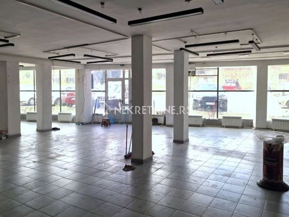 Lokal za svaku delatnost od 550m2 ili 810m2, robna kuća, klinika, kafić, škola, igraonica ..