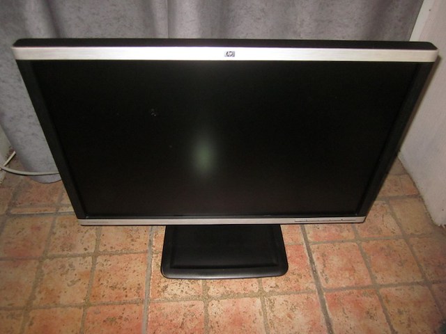 MON76.HP LA2405x odlican monitor 24inca PIVOT