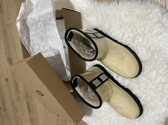 UGG CIZME NOVE