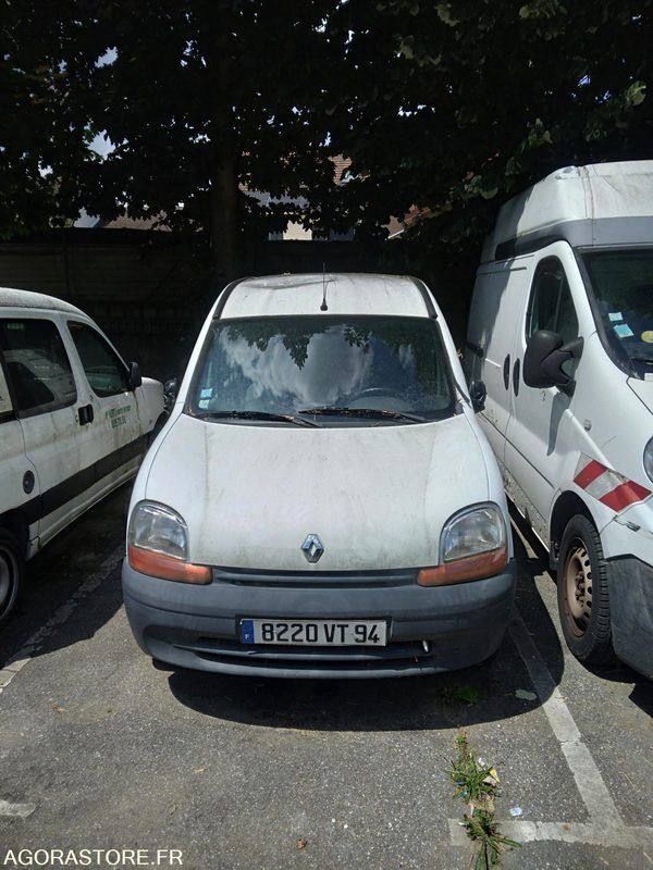 Prodaje se Renault LOT DE 3 VÉHICULES UTILITAIRES LEGERS HORS SERVICE laki furgon na aukciji