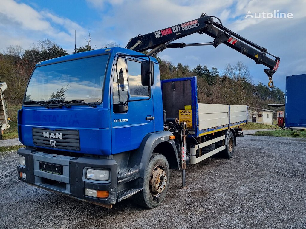 MAN M2000 15.225 + HR HIAB 071 kamion s ravnom platformom