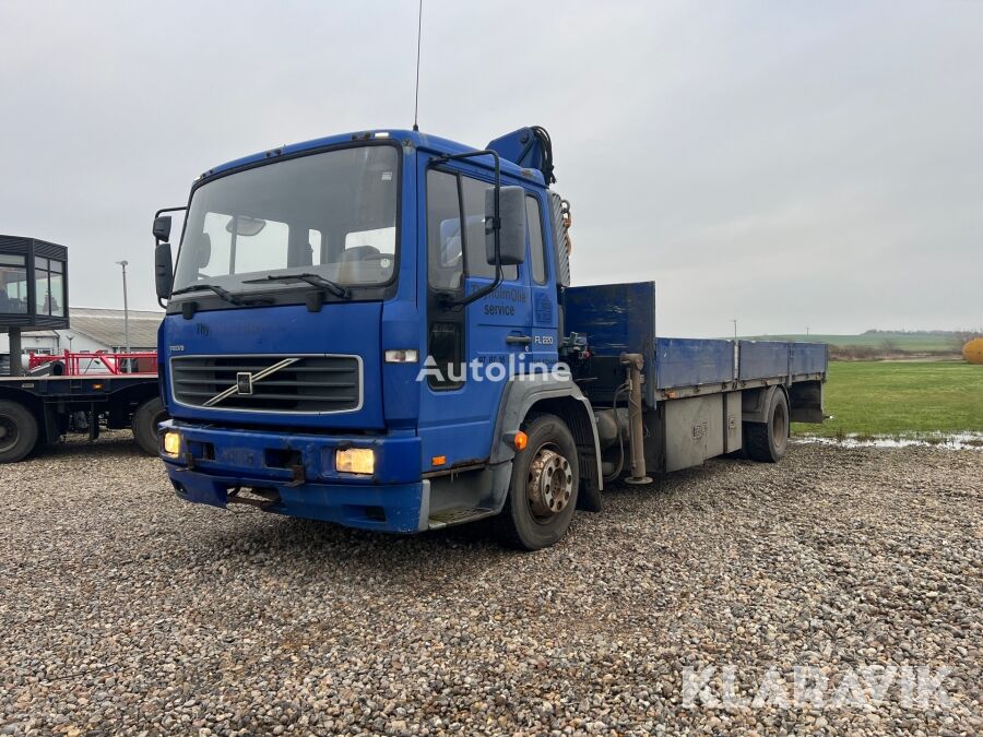 Prodaje se Volvo FL 6 kamion s ravnom platformom na aukciji