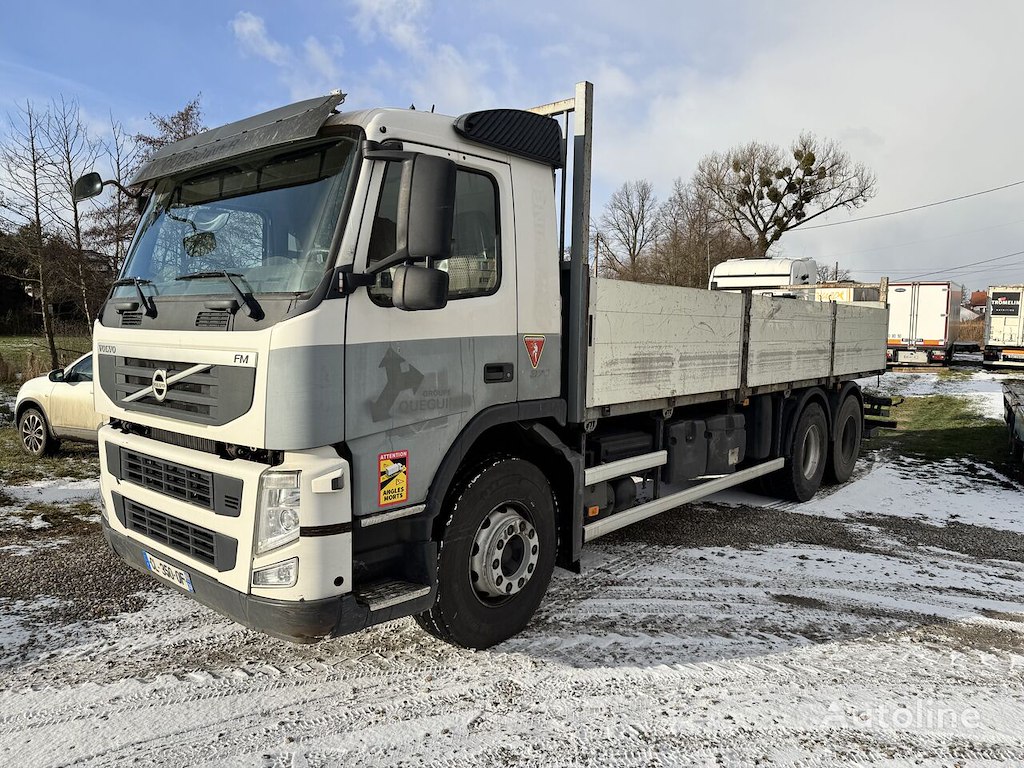 Volvo FM370 kamion s ravnom platformom