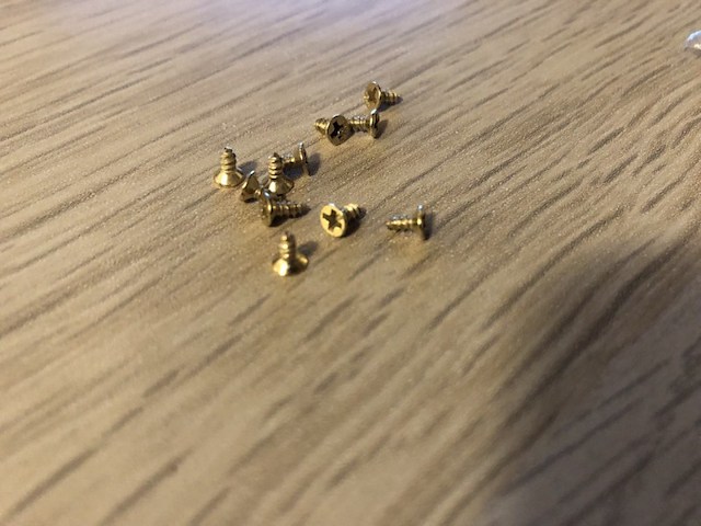 Minijaturni šrafovi za drvo cca 2x5mm i 2x8mm (50 kom.)