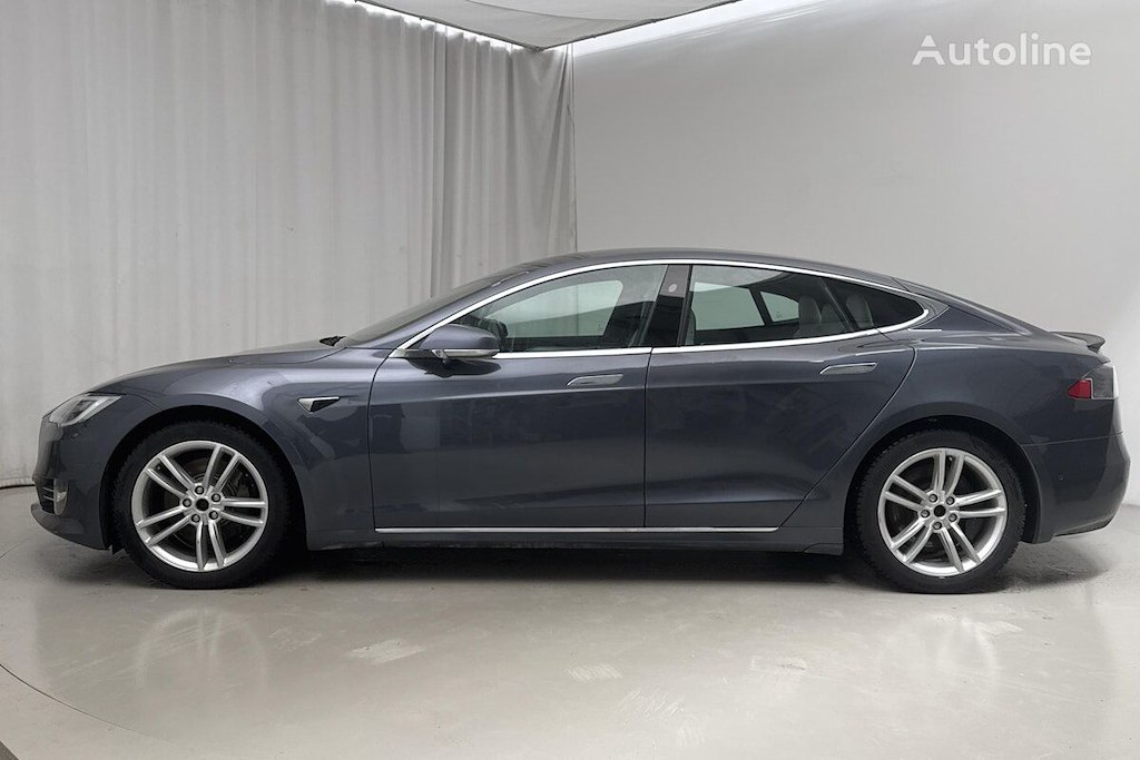 Prodaje se Tesla Model S sedan na aukciji