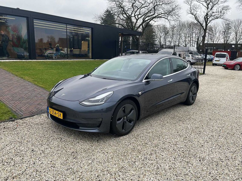 Prodaje se Tesla Model 3 sedan na aukciji