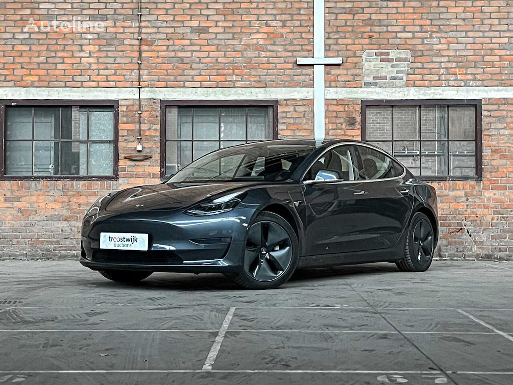 Prodaje se Tesla Model 3 sedan na aukciji