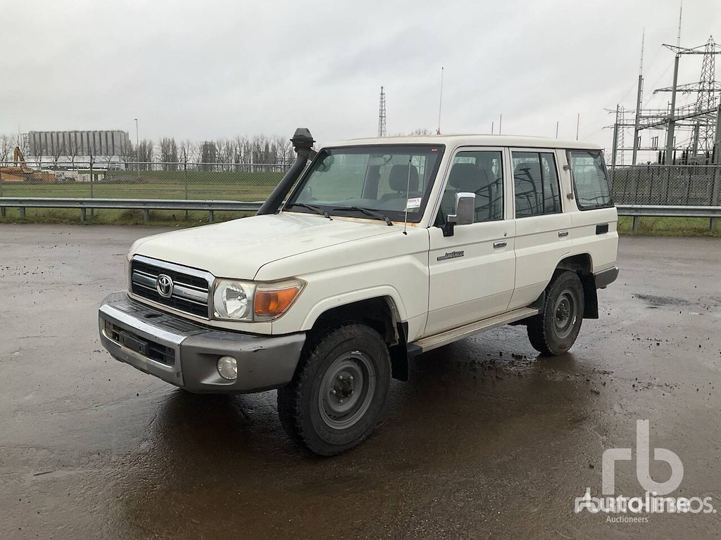 Prodaje se Toyota LANDCRUISER HZJ76 4WD terenac na aukciji