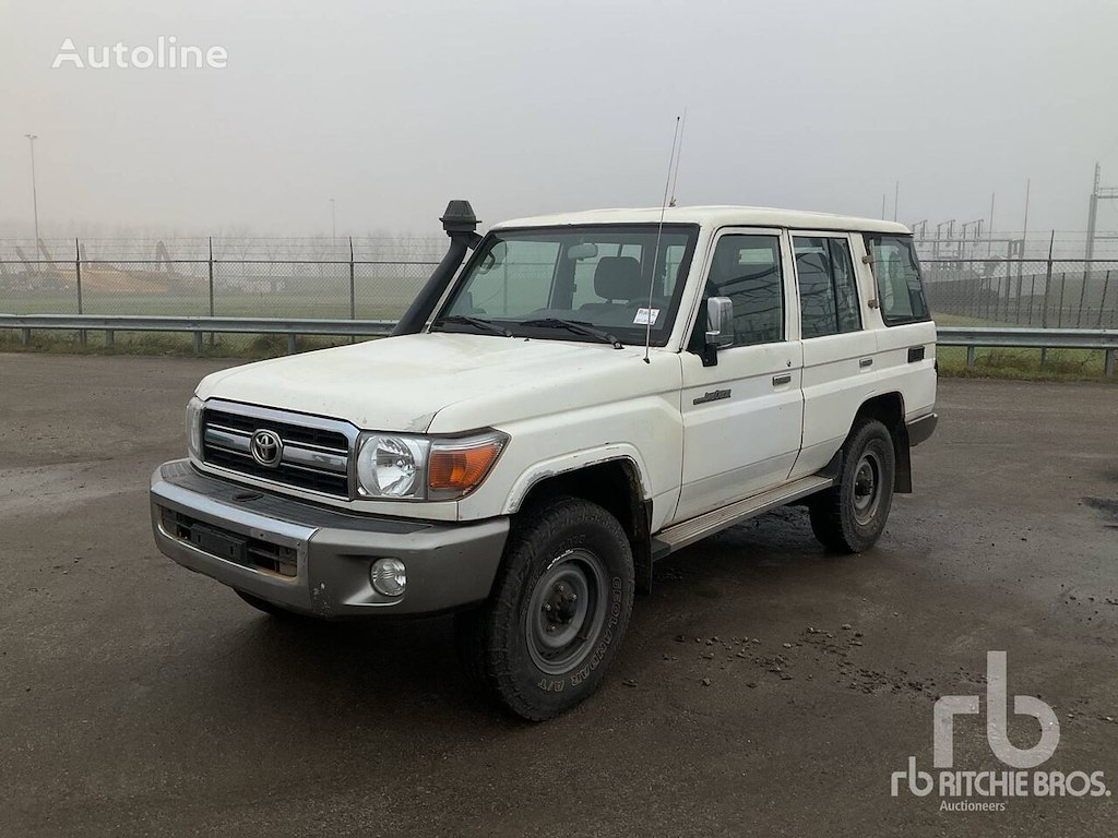 Prodaje se Toyota LANDCRUISER 4WD HZJ76 terenac na aukciji