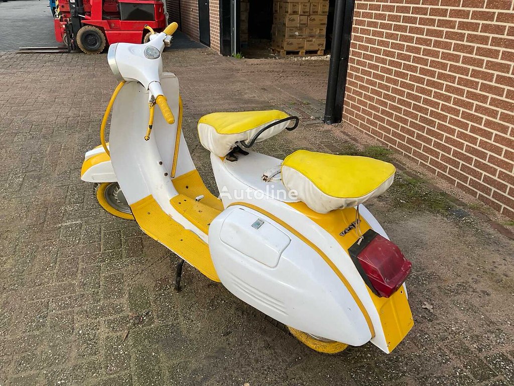 Prodaje se Vespa Piaggio skuter na aukciji