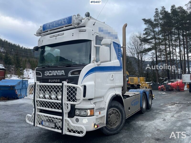 Scania R620 tegljač + poluprikolica sa niskom platformom