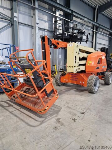 Zglobni teleskopski bum lift
JLG EC450AJ