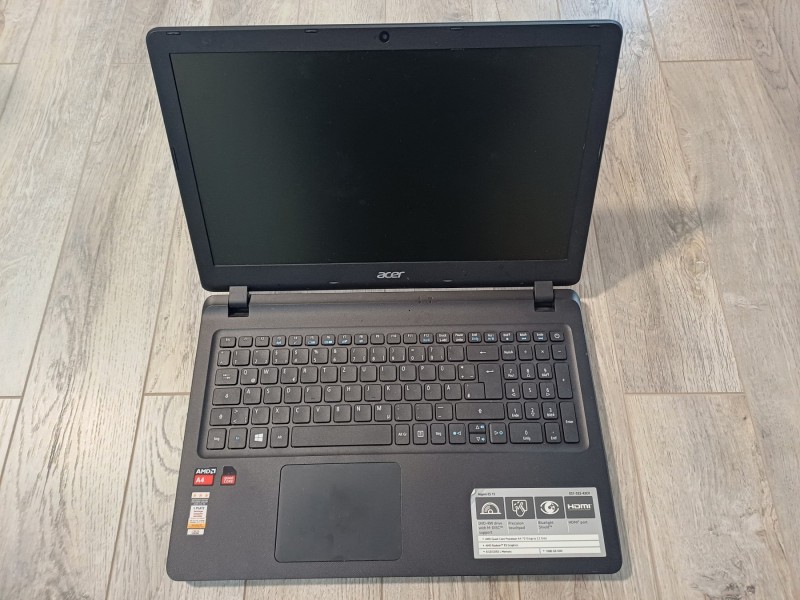 Laptop Acer ES1-523 , SSD , AMD A4 quad core , 8GB ram