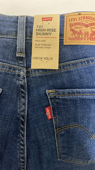 Levis NOVE 25/30 Original  SNIŽ 4900