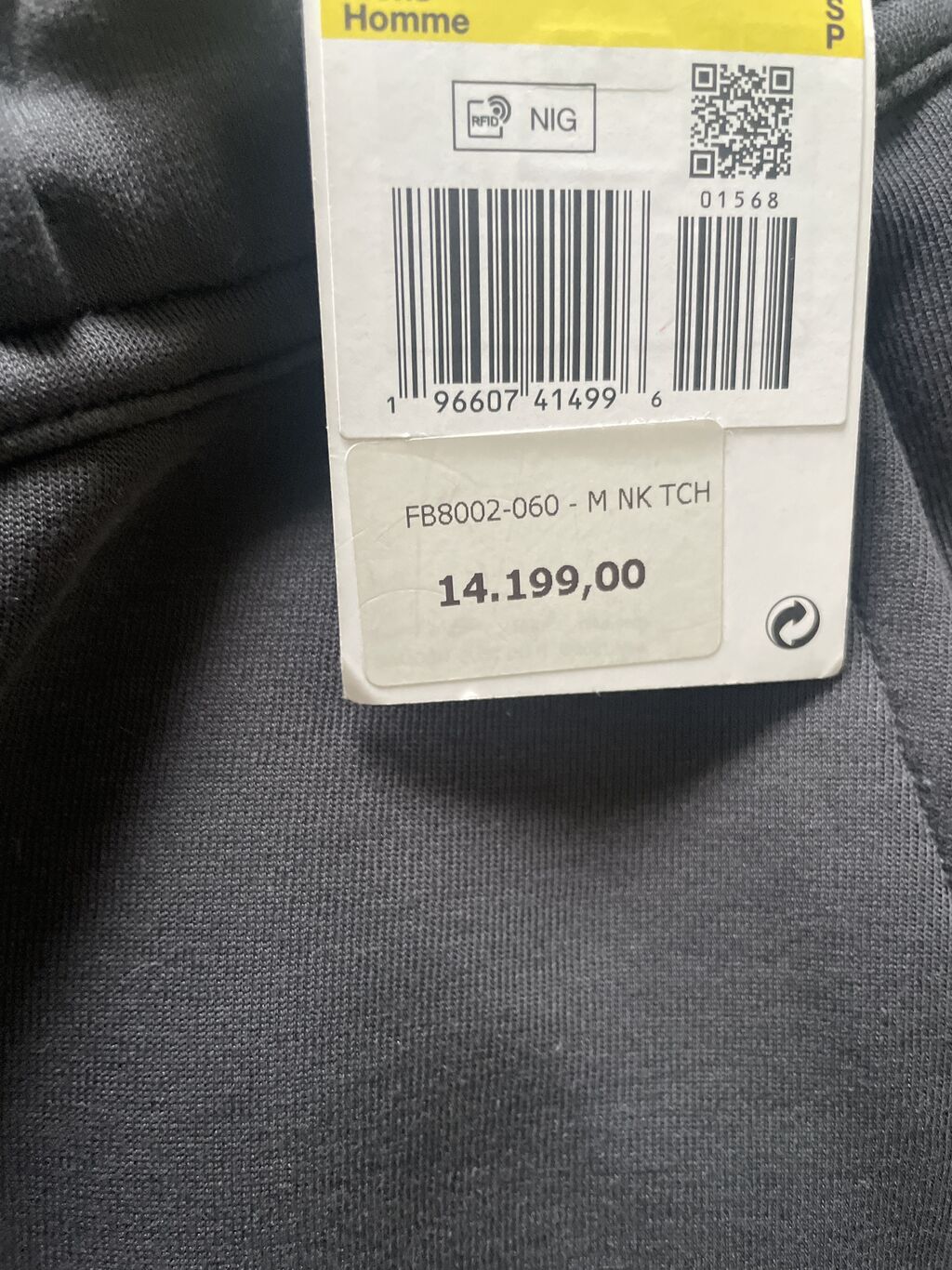 Nike tech novi veličina s,trenerka je nova nenošena hitno mi treba