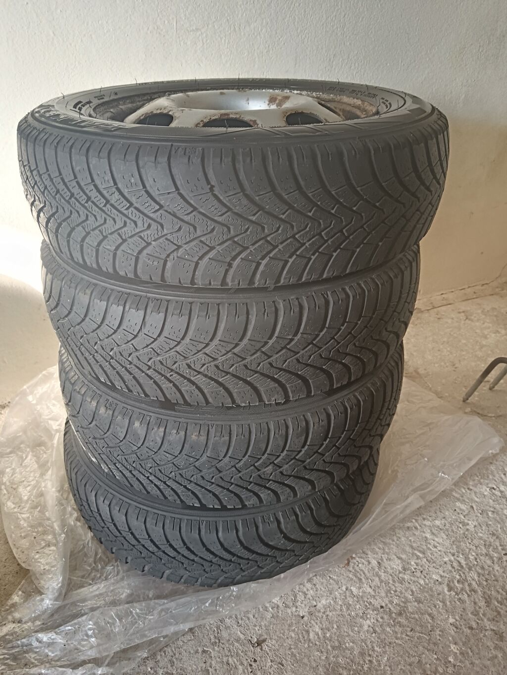 Prodajem 4 gume zimske sa felnama 155/70 r13 75t i dve bez felni