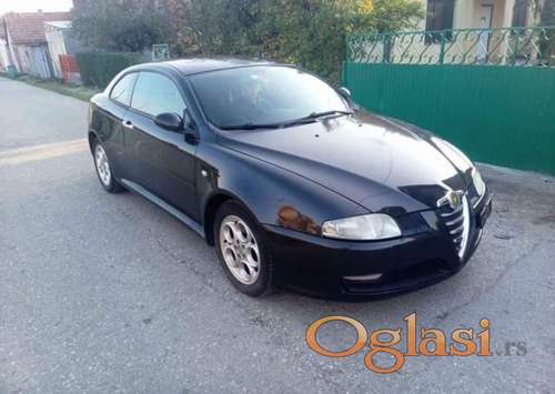 Alfa Romeo GT desno krilo