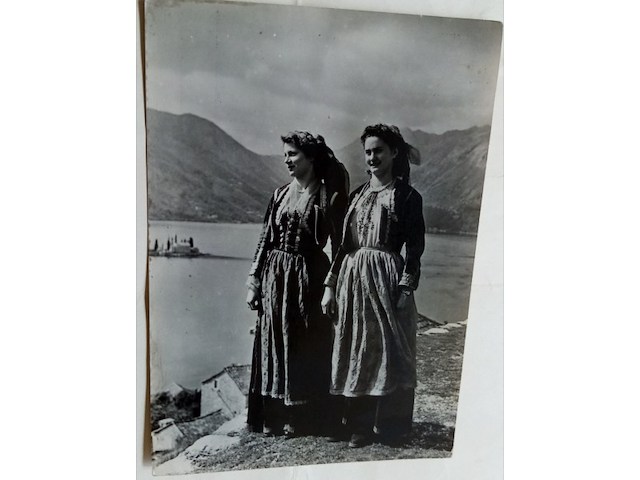 Narodna nošnja iz Boke,1955,putovala.