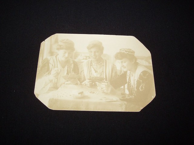 Devojke kartaju,originalna predratna cb fotografija