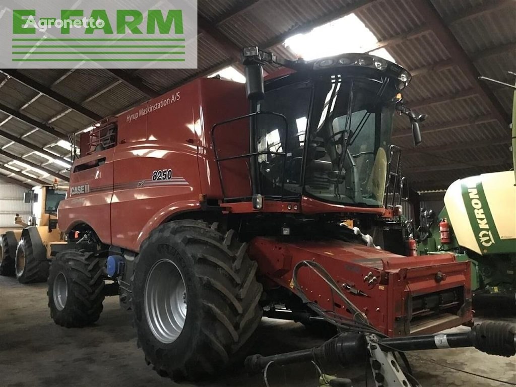 Axial-flow 8250 med 4wd og harvest command, kun 570 tærsketimer kombajn za žito