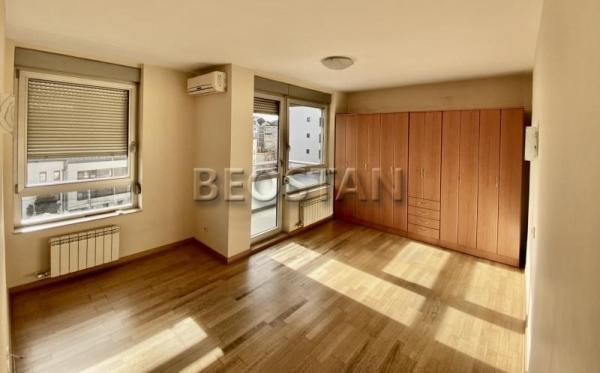 Juzni Bulevar, Četvorosoban stan za izdavanje, 115m2, 1.200€