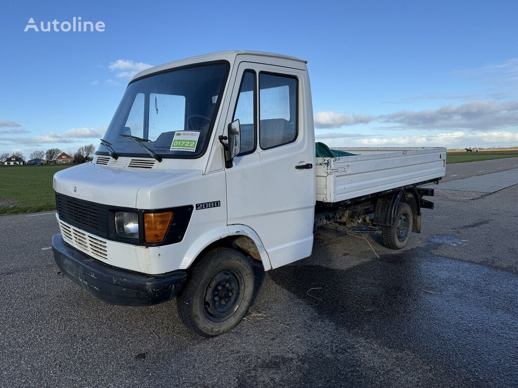 Mercedes-Benz 208 kamion s ravnom platformom < 3.5t