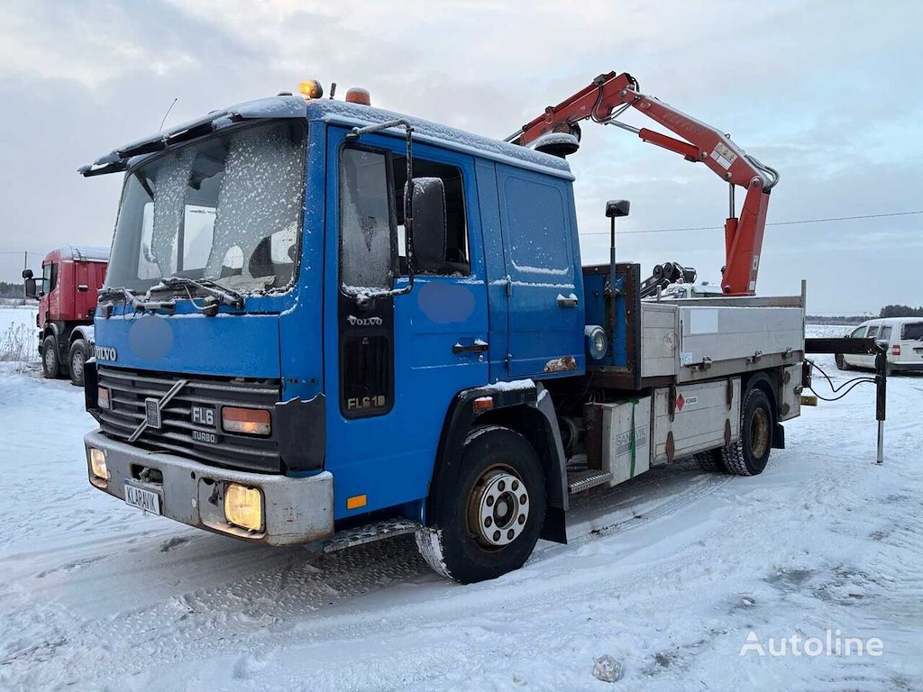 Prodaje se Volvo FL6 kamion s ravnom platformom na aukciji