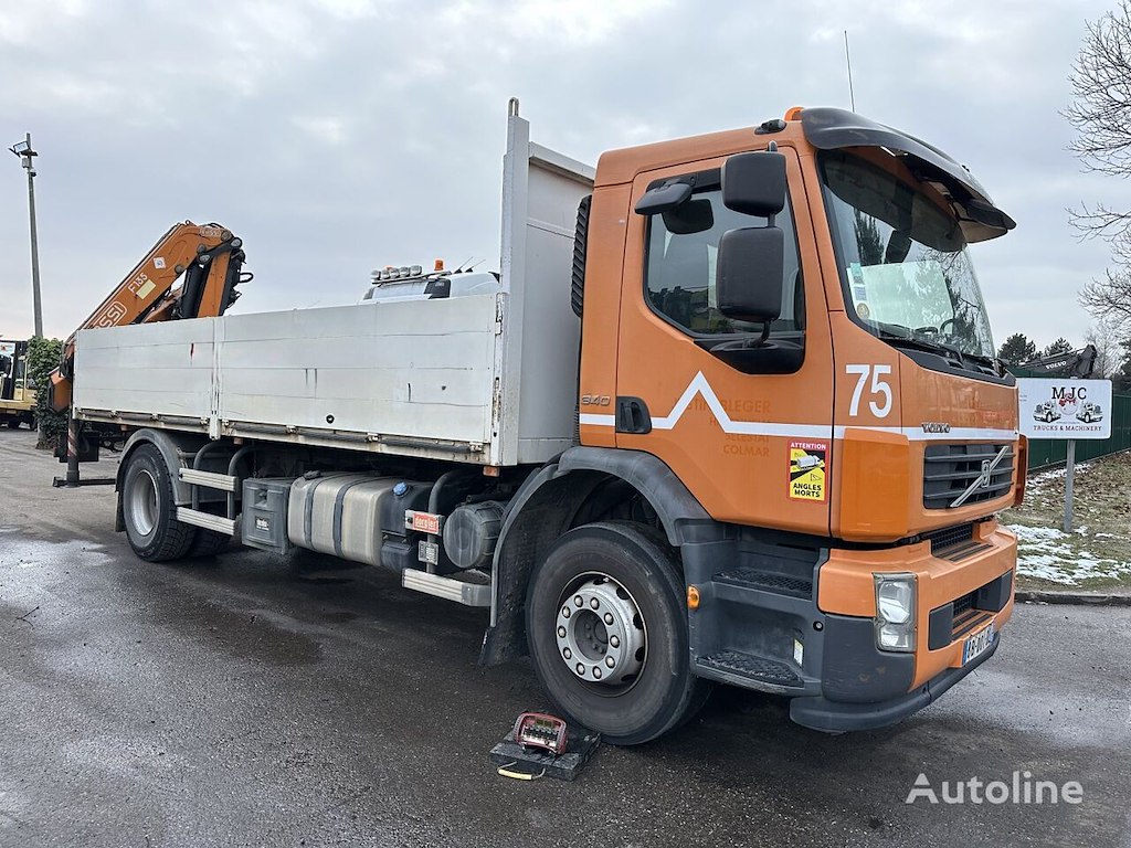 Volvo FE 340 4x2 PLATFORM 6m25 + CRANE FASSI F135A.23 (3x) + RADIO - E kamion s ravnom platformom