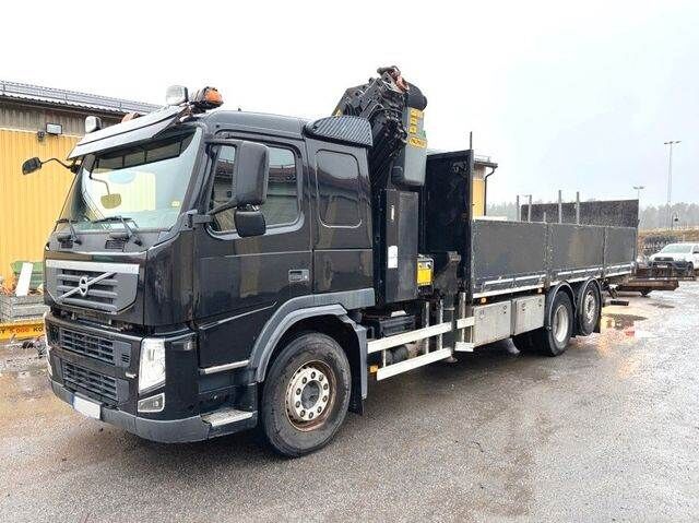 Volvo FM kamion s ravnom platformom