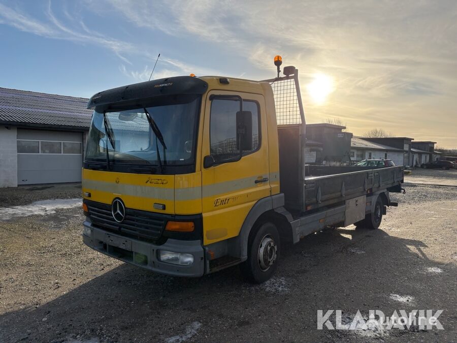 Prodaje se Mercedes-Benz Atego kamion s ravnom platformom na aukciji