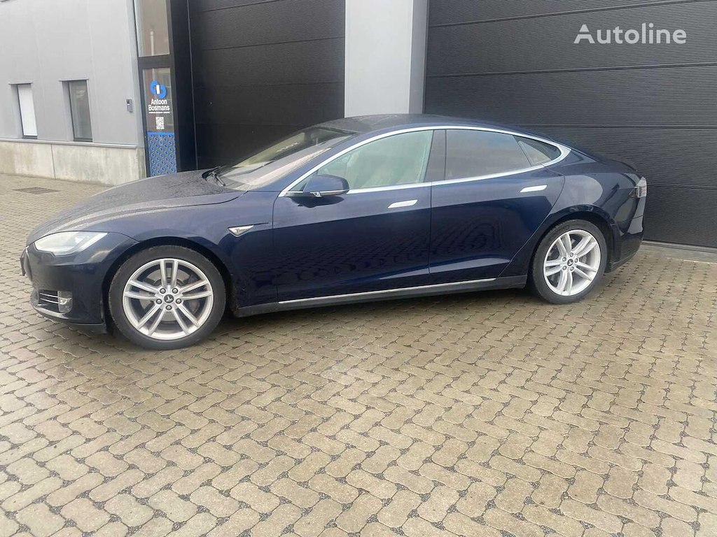 Prodaje se Tesla Model S sedan na aukciji