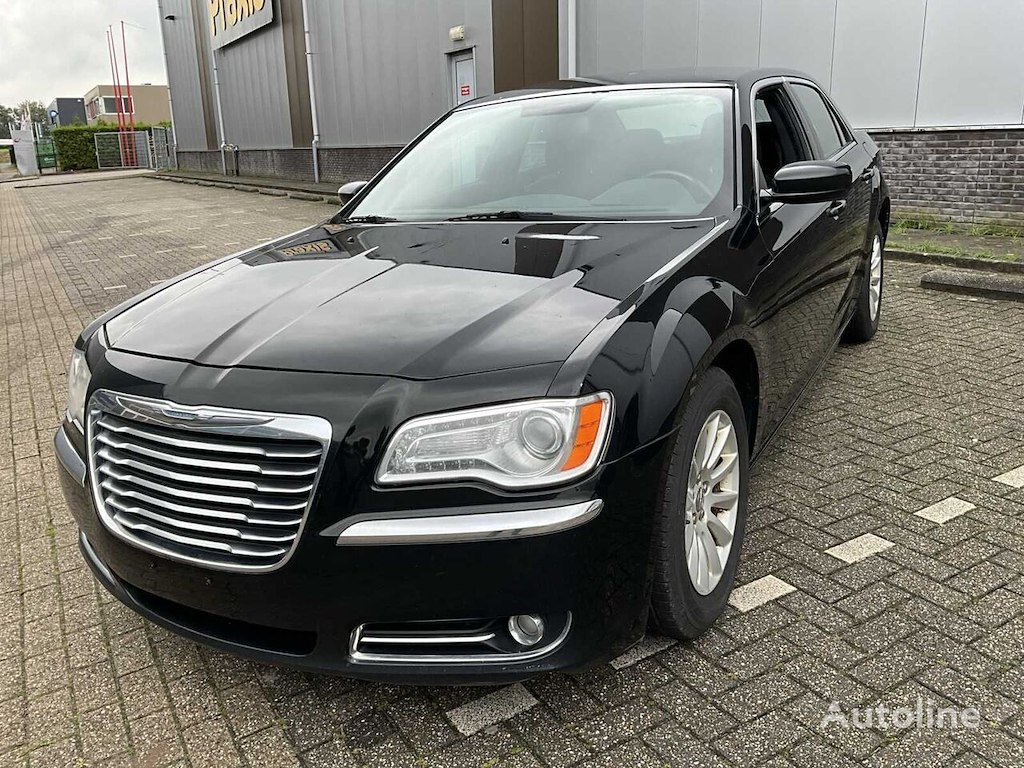 Prodaje se Chrysler 300 C sedan na aukciji