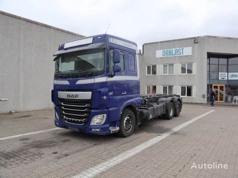 DAF XF 510 FAN EURO 6 kamion sa kukom za podizanje tereta