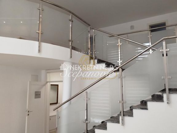 Novi Sad, Veternik, 6.0 stan, 274m2, 900 EUR