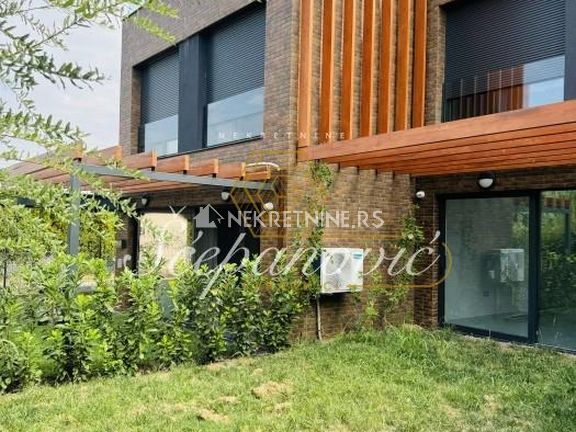 Petrovaradin, Popovica, 5.0 stan, 181m2, 2500 EUR